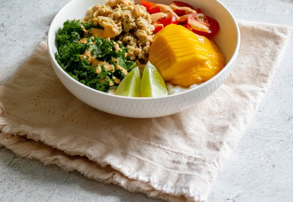 Bol poké au riz coco et mangue · Patate & Cornichon