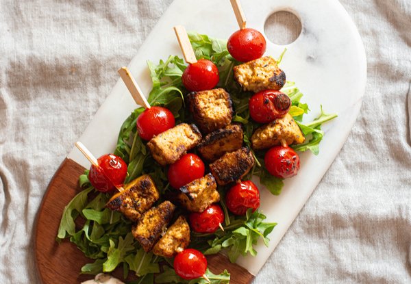 Brochettes de tofu façon poulet · Patate & Cornichon