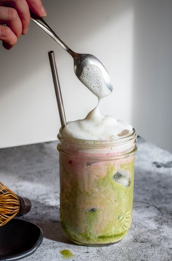 Matcha latte glacé à la fraise · Patate & Cornichon