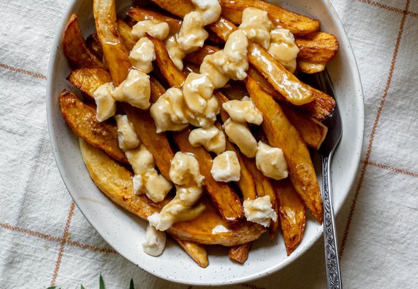 Poutine végane (fromage en grains maison) · Patate & Cornichon