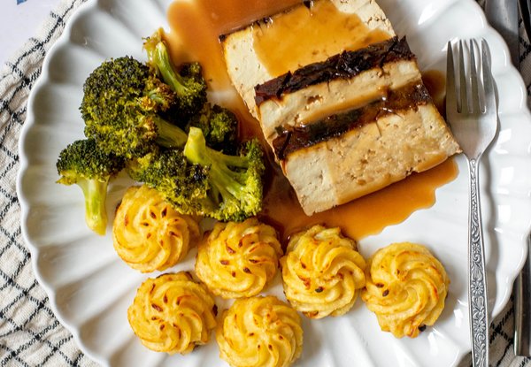 Rôti de tofu, sauce vin rouge et pommes Duchesse · Patate & Cornichon