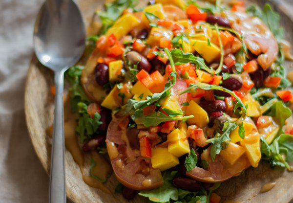 Salade de haricots rouges et poivrons, sauce exotique · Patate & Cornichon